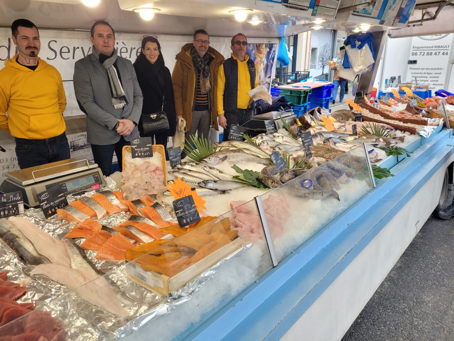 Un nouveau poissonnier sur le marché - Mairie de Noyal-Chatillon (35)